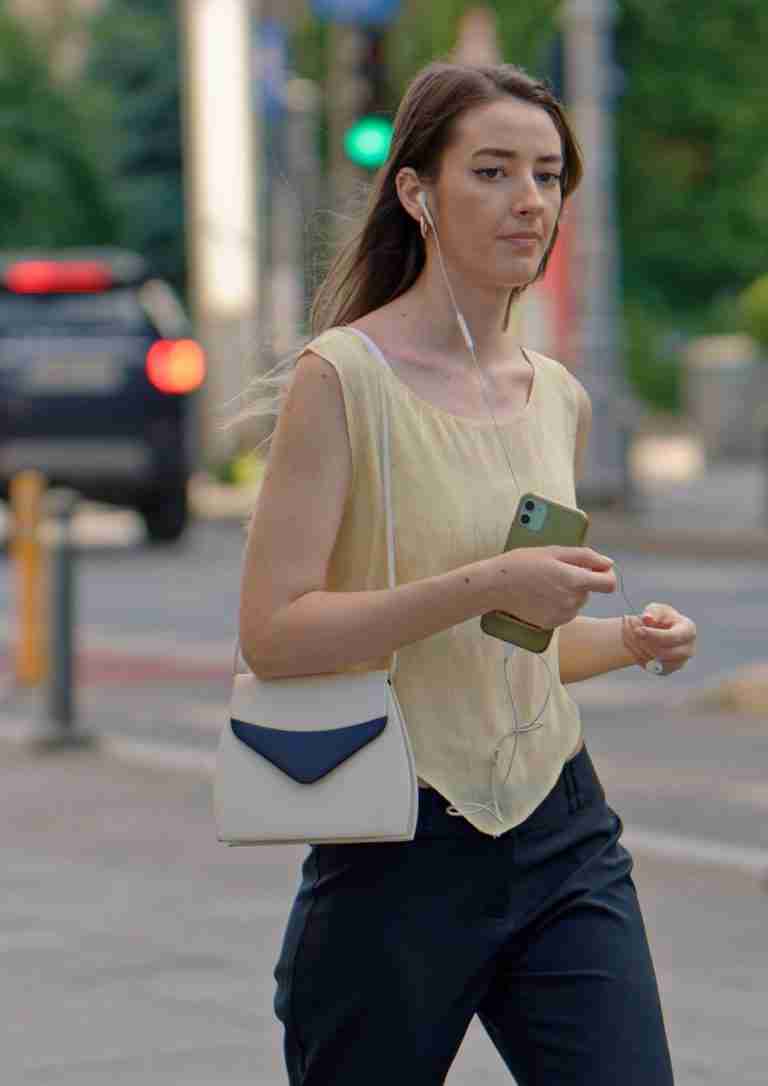 How to Keep a Shoulder Bag on your Shoulder - 5 Best Ways