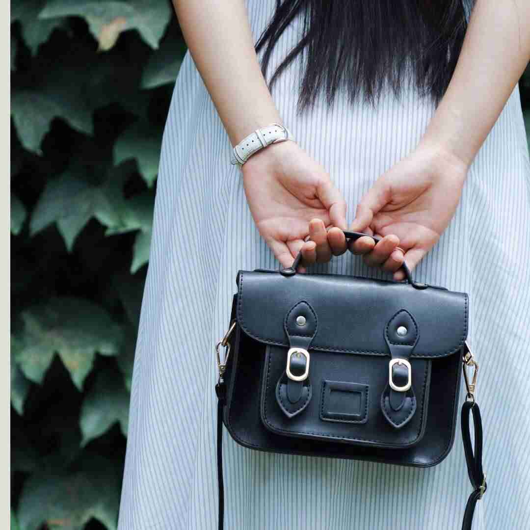 How to measure a crossbody bag the right way.
